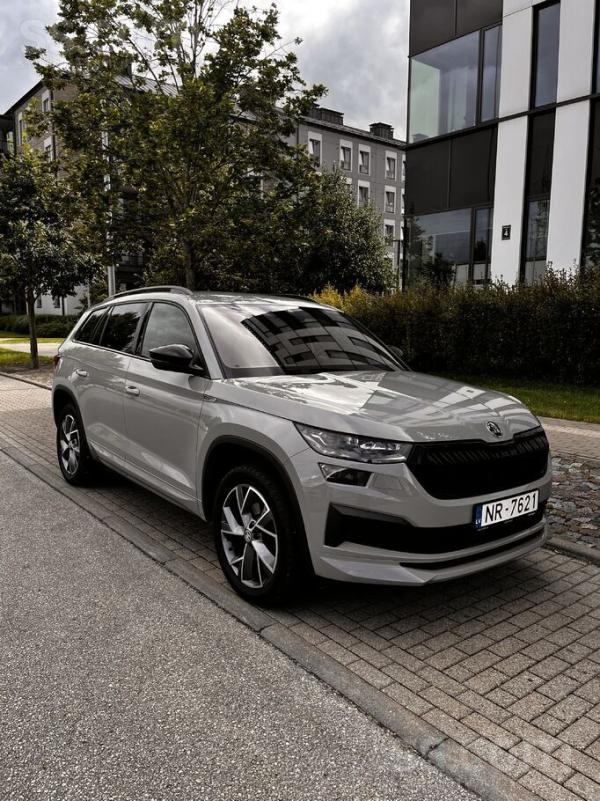 Pelēks Skoda Kodiaq 2023 Rīga, ar dzinēja tilpumu 1.50 L un nobraukumu 76 tūkst. km par 28990 €, foto 1 vietnē AUTOMOTO.COM.LV