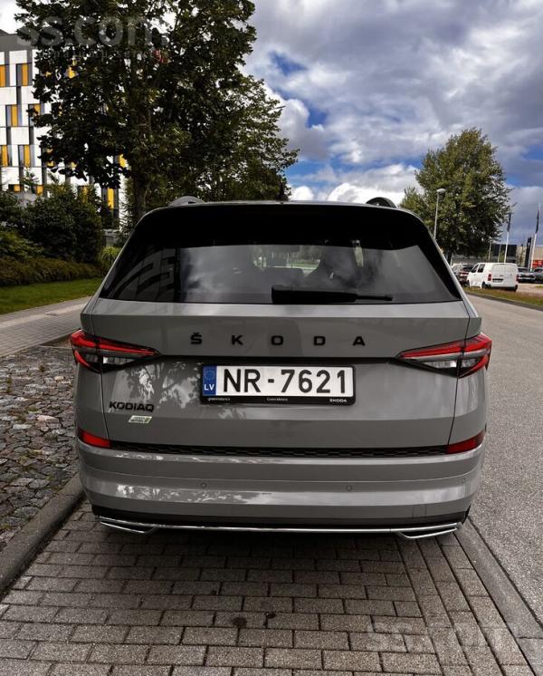 Pelēks Skoda Kodiaq 2023 Rīga, ar dzinēja tilpumu 1.50 L un nobraukumu 76 tūkst. km par 28990 €, foto 3 vietnē AUTOMOTO.COM.LV