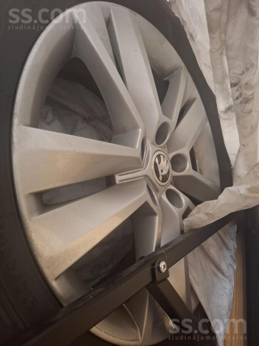 Pelēks Skoda Kodiaq 2023 Rīga, ar dzinēja tilpumu 1.50 L un nobraukumu 62 tūkst. km par 27000 €, foto 14 vietnē AUTOMOTO.COM.LV