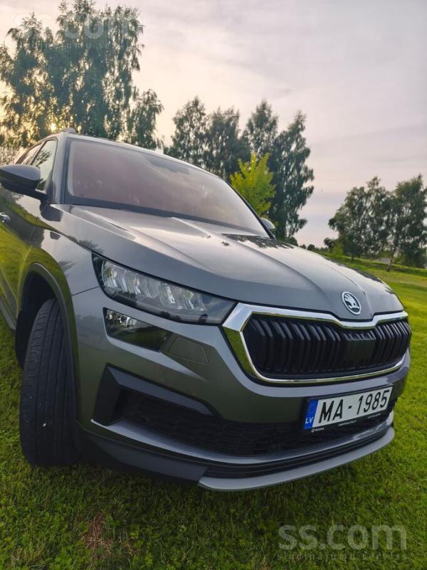 Серый Шкода Kodiaq 2023 в Рига, объемом двигателя 1.50 л и пробегом 63 тыс. км за 23999 €, фото 1 на AUTOMOTO.COM.LV