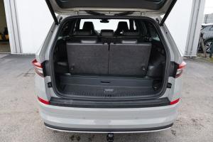 Pelēks Skoda Kodiaq 2023 Rīga, ar dzinēja tilpumu 2.00 L un nobraukumu 134 tūkst. km par 32900 €, foto 32 vietnē AUTOMOTO.COM.LV