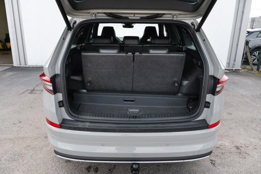 Pelēks Skoda Kodiaq 2023 Rīga, ar dzinēja tilpumu 2.00 L un nobraukumu 134 tūkst. km par 32900 €, foto 32 vietnē AUTOMOTO.COM.LV