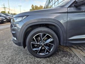 Серый Шкода Kodiaq 2023 в Рига, объемом двигателя 1.50 л и пробегом 77 тыс. км за 25990 €, фото 28 на AUTOMOTO.COM.LV