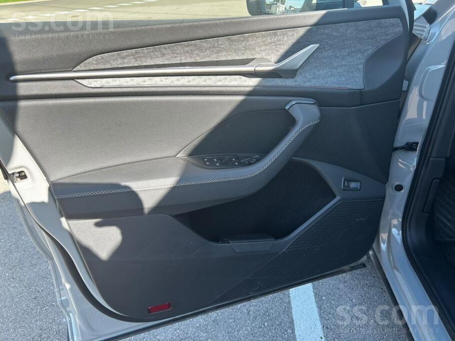 Grey Skoda Kodiaq 2024 in Riga, with an engine capacity of 1.50 L and mileage of 23 thousand km for 37100 €, photo 17 on AUTOMOTO.COM.LV