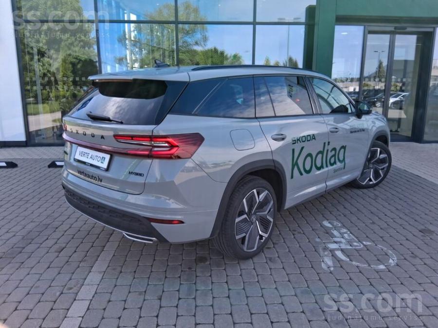 Pelēks Skoda Kodiaq 2025 Rīga, ar dzinēja tilpumu 1.50 L un nobraukumu 13 tūkst. km par 38900 €, foto 5 vietnē AUTOMOTO.COM.LV