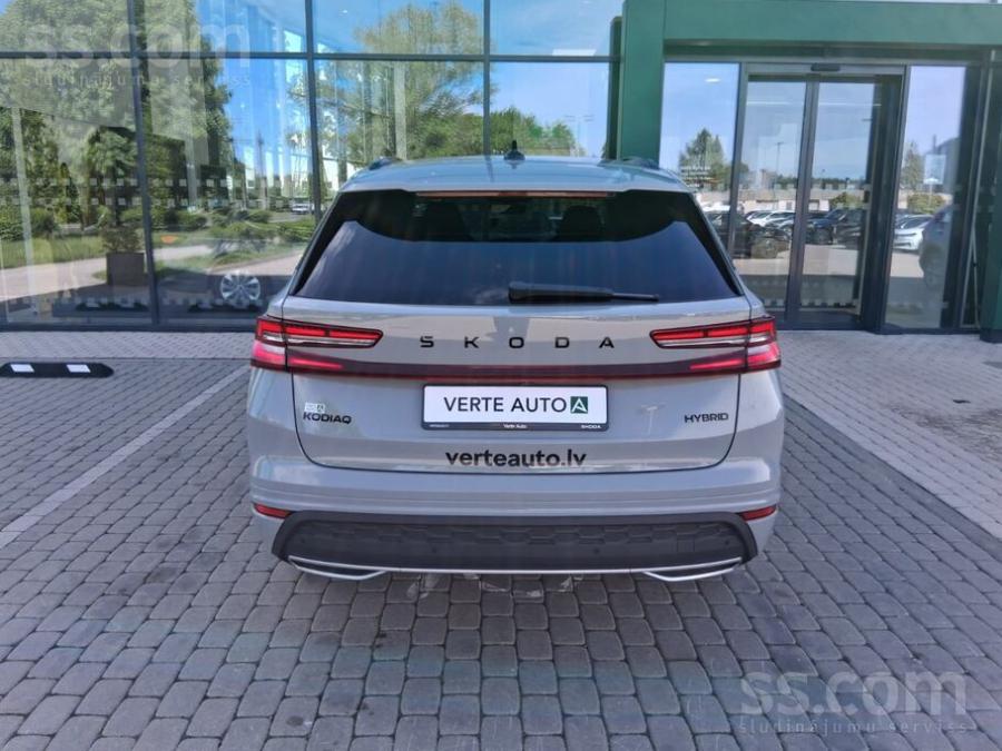 Pelēks Skoda Kodiaq 2025 Rīga, ar dzinēja tilpumu 1.50 L un nobraukumu 13 tūkst. km par 38900 €, foto 7 vietnē AUTOMOTO.COM.LV
