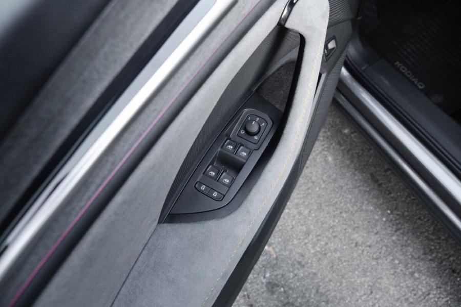 Pelēks Skoda Kodiaq 2025 Rīga, ar dzinēja tilpumu 1.50 L un nobraukumu 21 tūkst. km par 32950 €, foto 19 vietnē AUTOMOTO.COM.LV