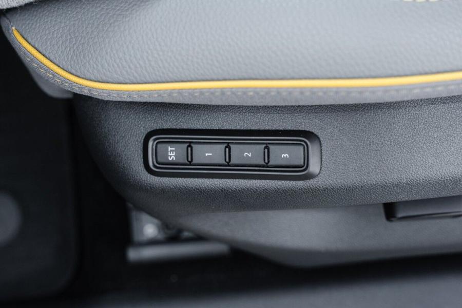 Pelēks Skoda Kodiaq 2025 Rīga, ar dzinēja tilpumu 1.50 L un nobraukumu 21 tūkst. km par 32950 €, foto 24 vietnē AUTOMOTO.COM.LV