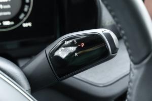 Pelēks Skoda Kodiaq 2025 Rīga, ar dzinēja tilpumu 1.50 L un nobraukumu 21 tūkst. km par 32950 €, foto 31 vietnē AUTOMOTO.COM.LV