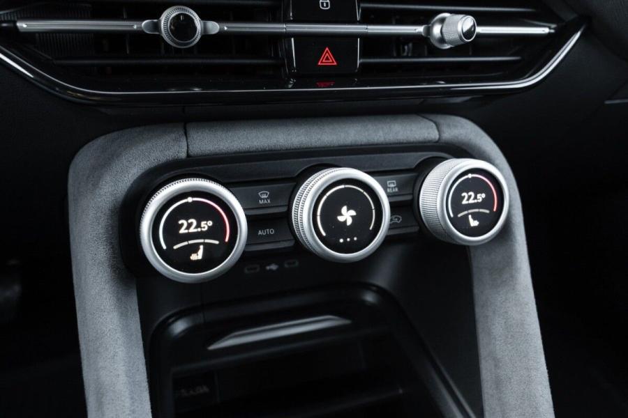Pelēks Skoda Kodiaq 2025 Rīga, ar dzinēja tilpumu 1.50 L un nobraukumu 21 tūkst. km par 32950 €, foto 41 vietnē AUTOMOTO.COM.LV
