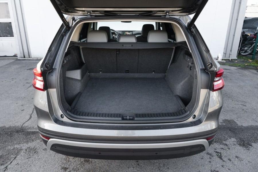 Pelēks Skoda Kodiaq 2025 Rīga, ar dzinēja tilpumu 1.50 L un nobraukumu 21 tūkst. km par 32950 €, foto 56 vietnē AUTOMOTO.COM.LV