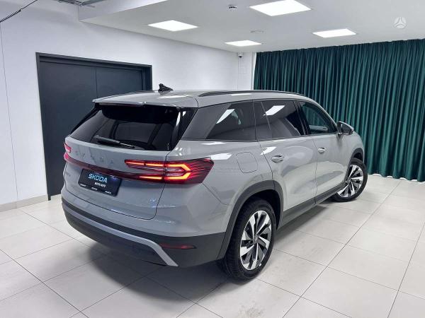 Grey Skoda Kodiaq 2026 in Vilnius, with an engine capacity of 1.50 L and mileage of 0 thousand km for 43190 €, photo 4 on AUTOMOTO.COM.LV