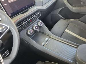 Pelēks Skoda Kodiaq 2026 Šauļi, ar dzinēja tilpumu 1.50 L un nobraukumu 0 tūkst. km par 42710 €, foto 49 vietnē AUTOMOTO.COM.LV