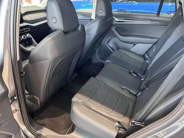 Grey Skoda Kodiaq 2026 in Vilnius, with an engine capacity of 1.50 L and mileage of 0 thousand km for 41350 €, photo 11 on AUTOMOTO.COM.LV