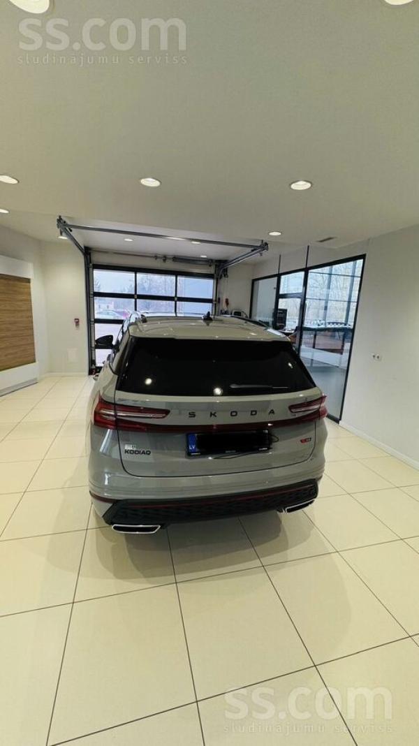 Pelēks Skoda Kodiaq 2026 Rīga, ar dzinēja tilpumu 2.00 L un nobraukumu 9 tūkst. km par 54900 €, foto 3 vietnē AUTOMOTO.COM.LV