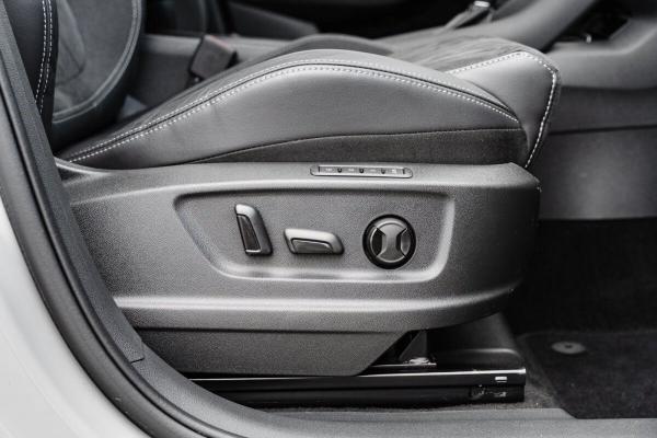 Grey Skoda Kodiaq 2022 in Riga, with an engine capacity of 2.00 L and mileage of 117 thousand km for 31850 €, photo 6 on AUTOMOTO.COM.LV