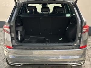 Pelēks Skoda Kodiaq 2022 Rīga, ar dzinēja tilpumu 2.00 L un nobraukumu 93 tūkst. km par 29950 €, foto 28 vietnē AUTOMOTO.COM.LV