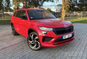 Red Skoda Kodiaq 2022 in Riga, with an engine capacity of 2.00 L and mileage of 95 thousand km for 34900 €, photo 4 on AUTOMOTO.COM.LV