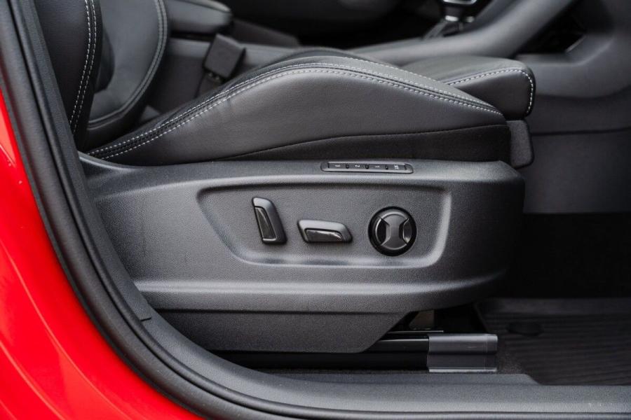 Red Skoda Kodiaq 2023 in Riga, with an engine capacity of 2.00 L and mileage of 73 thousand km for 33450 €, photo 19 on AUTOMOTO.COM.LV