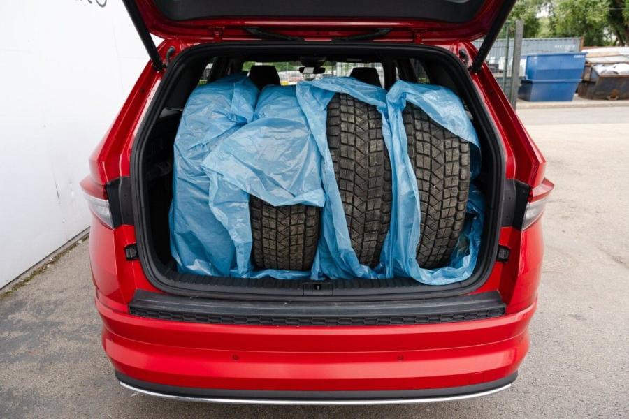 Red Skoda Kodiaq 2023 in Riga, with an engine capacity of 2.00 L and mileage of 73 thousand km for 33450 €, photo 30 on AUTOMOTO.COM.LV