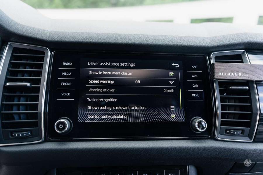 White Skoda Kodiaq 2017 in Vilnius, with an engine capacity of 1.97 L and mileage of 195 thousand km for 17990 €, photo 37 on AUTOMOTO.COM.LV