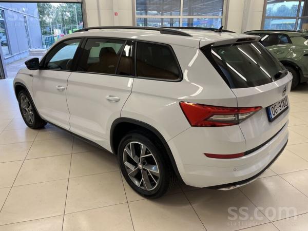 White Skoda Kodiaq 2018 in Riga, with an engine capacity of 2.00 L and mileage of 73 thousand km for 25500 €, photo 3 on AUTOMOTO.COM.LV