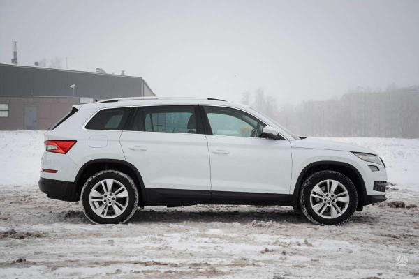 White Skoda Kodiaq 2018 in Elektrenai, with an engine capacity of 1.97 L and mileage of 238 thousand km for 17400 €, photo 4 on AUTOMOTO.COM.LV