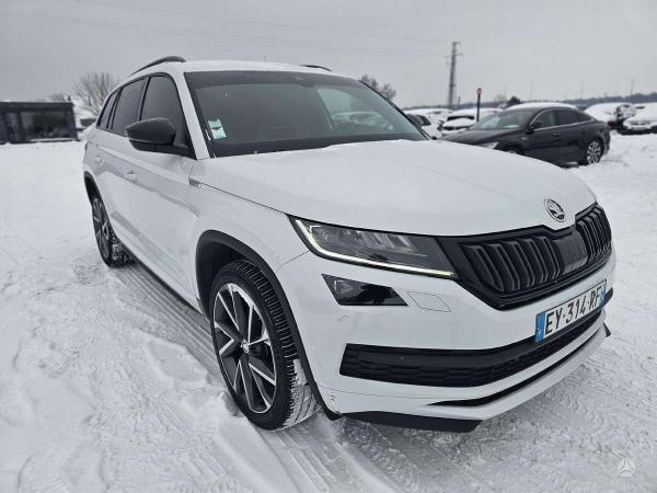 White Skoda Kodiaq 2018 in Taurage, with an engine capacity of 2.00 L and mileage of 328 thousand km for 14200 €, photo 3 on AUTOMOTO.COM.LV