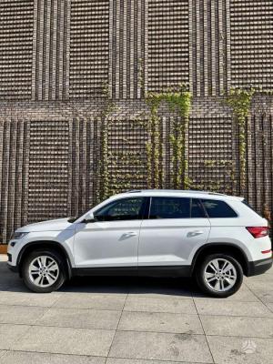 White Skoda Kodiaq 2018 in Vilnius, with an engine capacity of 1.97 L and mileage of 121 thousand km for 19200 €, photo 3 on AUTOMOTO.COM.LV