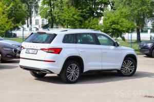 White Skoda Kodiaq 2020 in Riga, with an engine capacity of 2.00 L and mileage of 119 thousand km for 25800 €, photo 35 on AUTOMOTO.COM.LV