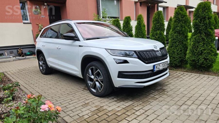 White Skoda Kodiaq 2020 in Riga, with an engine capacity of 2.00 L and mileage of 129 thousand km for 25500 €, photo 3 on AUTOMOTO.COM.LV