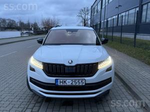 White Skoda Kodiaq 2021 in Liepaja, with an engine capacity of 2.00 L and mileage of 51 thousand km for 28300 €, photo 2 on AUTOMOTO.COM.LV