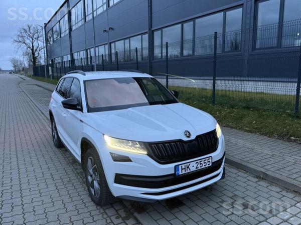 White Skoda Kodiaq 2021 in Liepaja, with an engine capacity of 2.00 L and mileage of 51 thousand km for 28300 €, photo 3 on AUTOMOTO.COM.LV