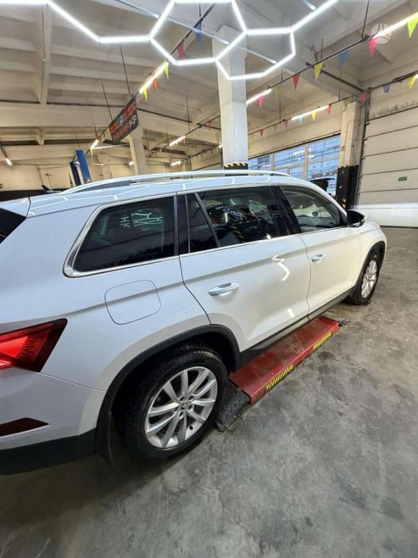 White Skoda Kodiaq 2022 in Kaunas, with an engine capacity of 1.97 L and mileage of 134 thousand km for 29500 €, photo 6 on AUTOMOTO.COM.LV