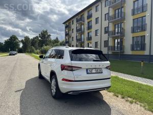 Белый Шкода Kodiaq 2022 в Рига, объемом двигателя 1.50 л и пробегом 90 тыс. км за 27500 €, фото 4 на AUTOMOTO.COM.LV