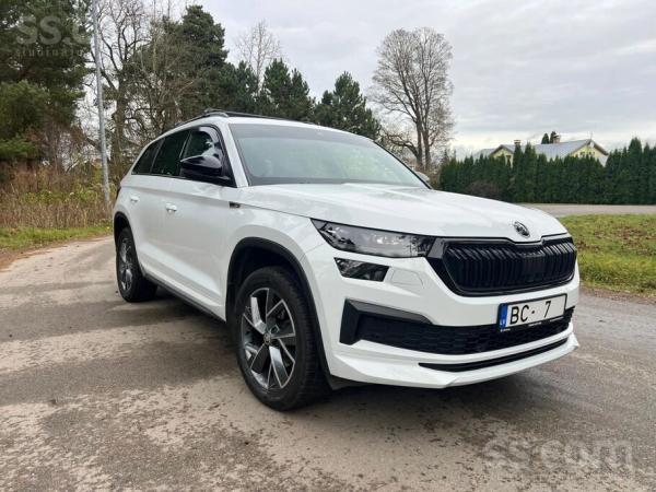 Balts Skoda Kodiaq 2023 Rīga, ar dzinēja tilpumu 1.50 L un nobraukumu 52 tūkst. km par 31995 €, foto 2 vietnē AUTOMOTO.COM.LV