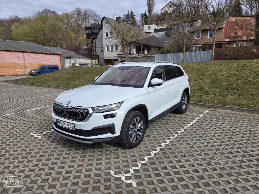 White Skoda Kodiaq 2023 in Kaunas, with an engine capacity of 2.00 L and mileage of 55 thousand km for 30999 €, photo 1 on AUTOMOTO.COM.LV