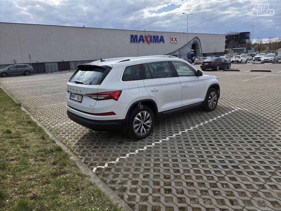 White Skoda Kodiaq 2023 in Kaunas, with an engine capacity of 2.00 L and mileage of 55 thousand km for 30999 €, photo 4 on AUTOMOTO.COM.LV