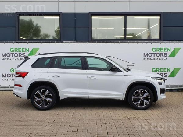 White Skoda Kodiaq 2023 in Riga, with an engine capacity of 1.50 L and mileage of 105 thousand km for 29500 €, photo 4 on AUTOMOTO.COM.LV