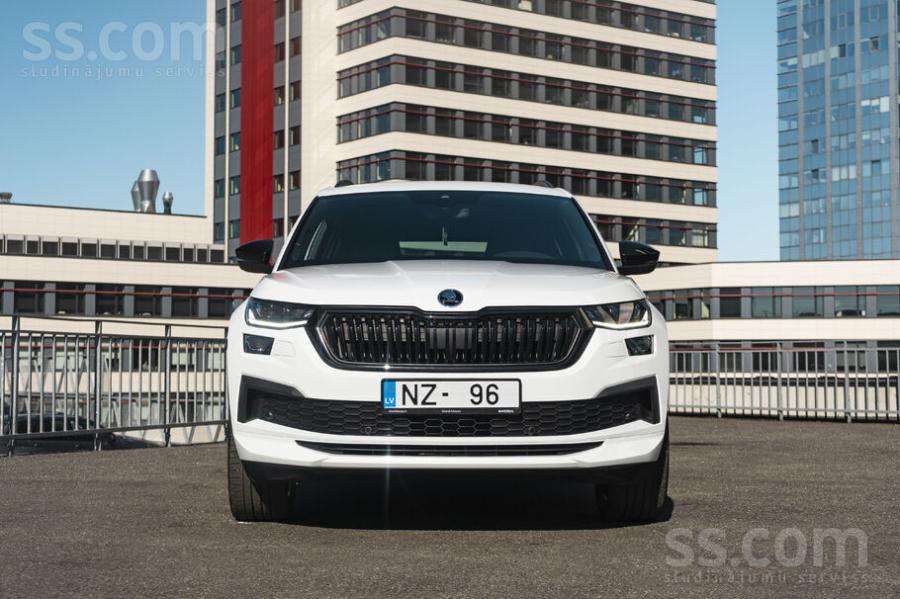 Белый Шкода Kodiaq 2023 в Рига, объемом двигателя 2.00 л и пробегом 23 тыс. км за 29990 €, фото 4 на AUTOMOTO.COM.LV