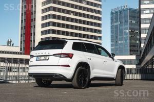 Белый Шкода Kodiaq 2023 в Рига, объемом двигателя 2.00 л и пробегом 23 тыс. км за 29990 €, фото 5 на AUTOMOTO.COM.LV