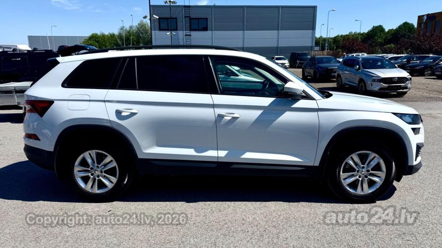 Белый Шкода Kodiaq 2023 в Таллин, объемом двигателя 2.00 л и пробегом 183 тыс. км за 26970 €, фото 3 на AUTOMOTO.COM.LV