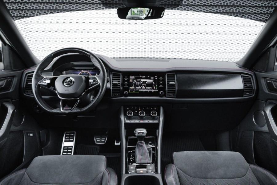 White Skoda Kodiaq 2023 in Marupe, with an engine capacity of 2.00 L and mileage of 80 thousand km for 34550 €, photo 7 on AUTOMOTO.COM.LV