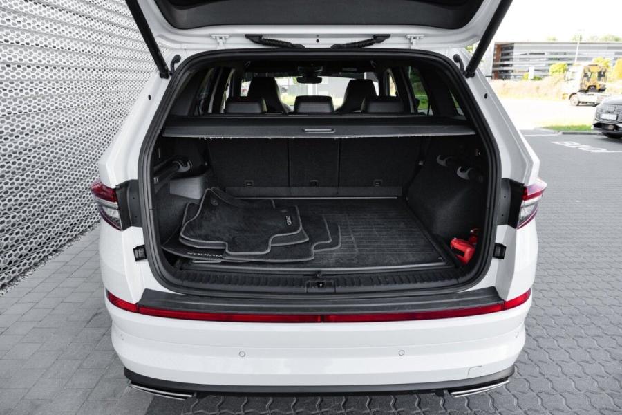 White Skoda Kodiaq 2023 in Marupe, with an engine capacity of 2.00 L and mileage of 80 thousand km for 34550 €, photo 29 on AUTOMOTO.COM.LV