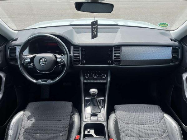 White Skoda Kodiaq 2023 in Panevezys, with an engine capacity of 1.97 L and mileage of 197 thousand km for 19900 €, photo 4 on AUTOMOTO.COM.LV