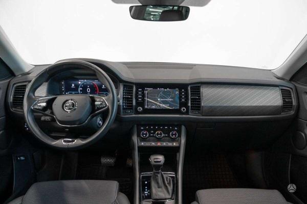 White Skoda Kodiaq 2023 in Vilnius, with an engine capacity of 2.00 L and mileage of 158 thousand km for 25200 €, photo 8 on AUTOMOTO.COM.LV