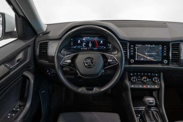 White Skoda Kodiaq 2023 in Vilnius, with an engine capacity of 2.00 L and mileage of 158 thousand km for 25200 €, photo 9 on AUTOMOTO.COM.LV