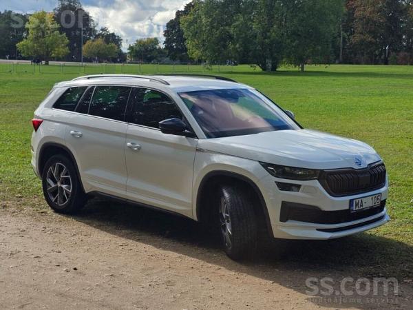 Skoda Kodiaq 2023 in Riga on AUTOMOTO.COM.LV White Skoda Kodiaq 2023 in Riga, with an engine capacity of 1.50 L and mileage of 57 thousand km for 28900 €, photo 5 on AUTOMOTO.COM.LV