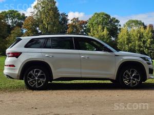 Белый Шкода Kodiaq 2023 в Рига, объемом двигателя 1.50 л и пробегом 58 тыс. км за 28500 €, фото 4 на AUTOMOTO.COM.LV