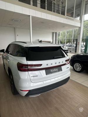 White Skoda Kodiaq 2025 in Alytus, with an engine capacity of 1.50 L and mileage of 0 thousand km for 42900 €, photo 8 on AUTOMOTO.COM.LV